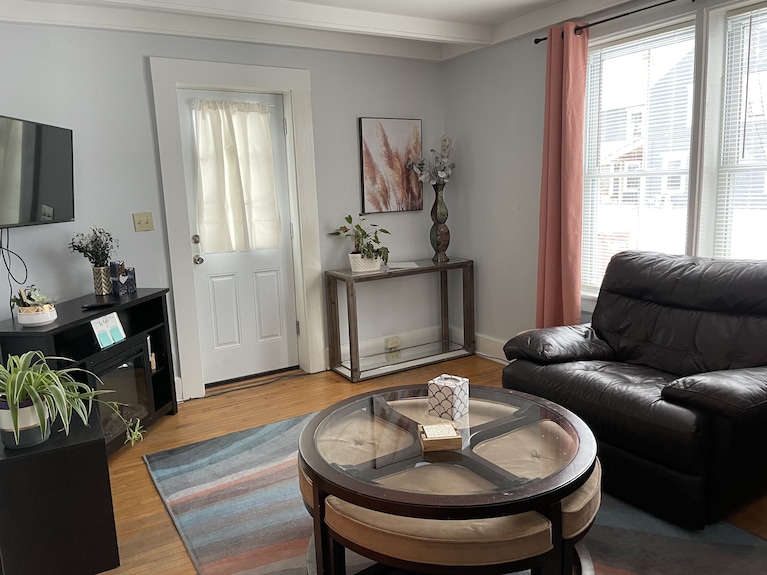 Large Cozy And Peaceful Apartment Walk Anywhere - Burlington