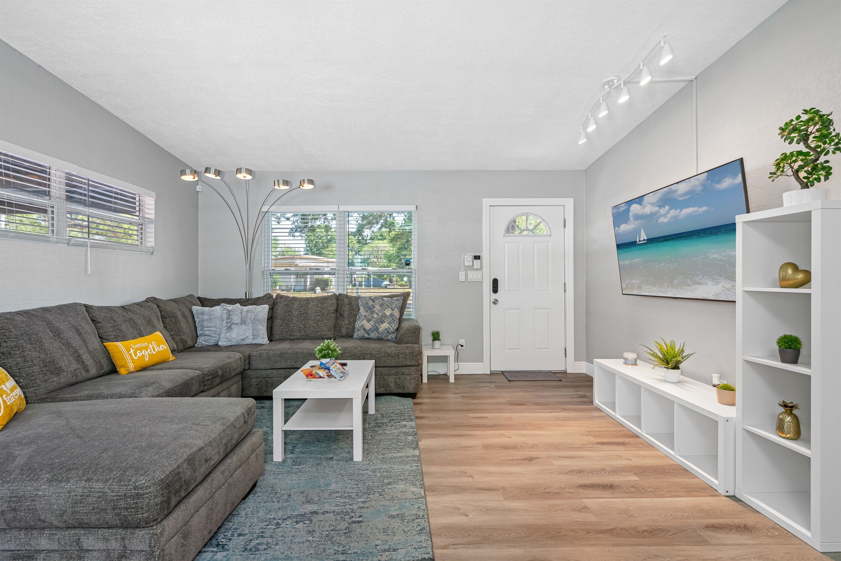 Poolside Retreat | 3 Bed | Sleeps 10 | Heated Pool | North Tampa - Tampa, FL