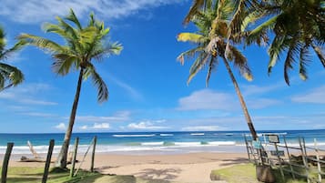 Perto da praia, praia de areia branca
