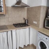 Apartamento Superior | Cozinha privada | Um frigorífico/congelador grande, um micro-ondas, um forno 