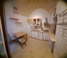 Apartamento Superior | Cozinha privada | Um frigorífico/congelador grande, um micro-ondas, um forno 