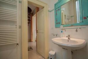 Apartamento | Banheiro | Chuveiro, secador de cabelo, bidê, toalhas de banho