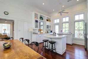 Casa, várias camas, pátio | Cozinha privada | Um frigorífico, um micro-ondas, um forno, uma placa de cozinha