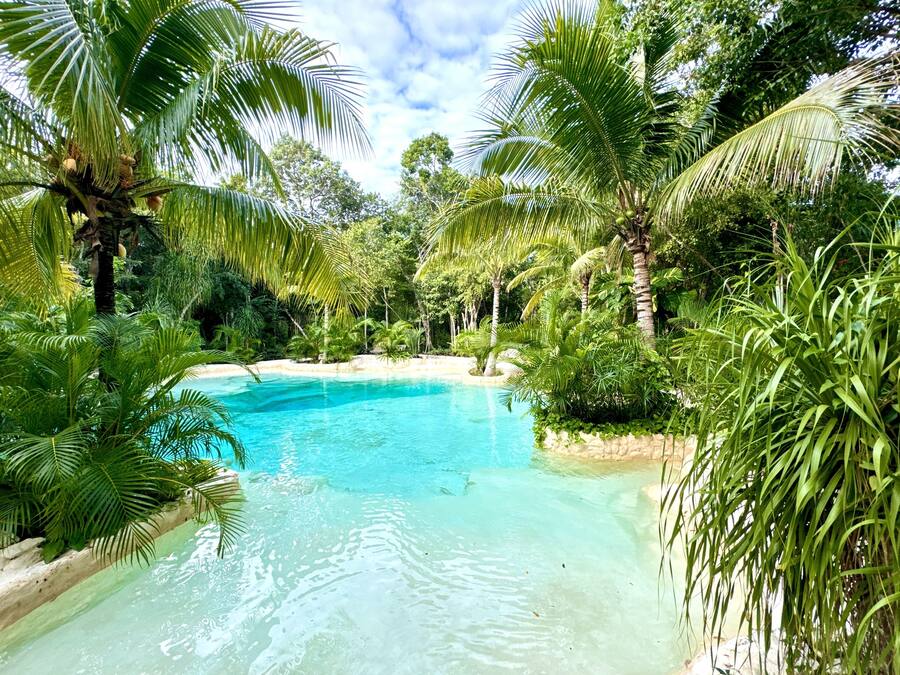 Piscina externa, guarda-sóis, espreguiçadeiras