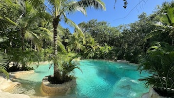Piscina exterior, guarda-sóis, espreguiçadeiras