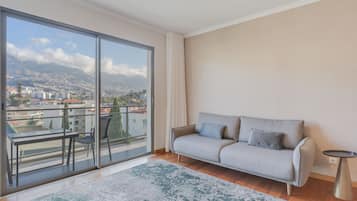 Apartamento Design | Sala de estar | Televisor de ecrã plano de 42 polegadas com canais via satélite
