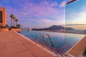 15 piscinas exteriores, da(s) 6:00 à(s) 18:00, espreguiçadeiras 