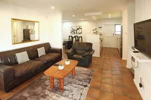 Casa Familiar | Sala de estar | Televisor de ecrã plano de 51 polegadas com canais por cabo, lareira 
