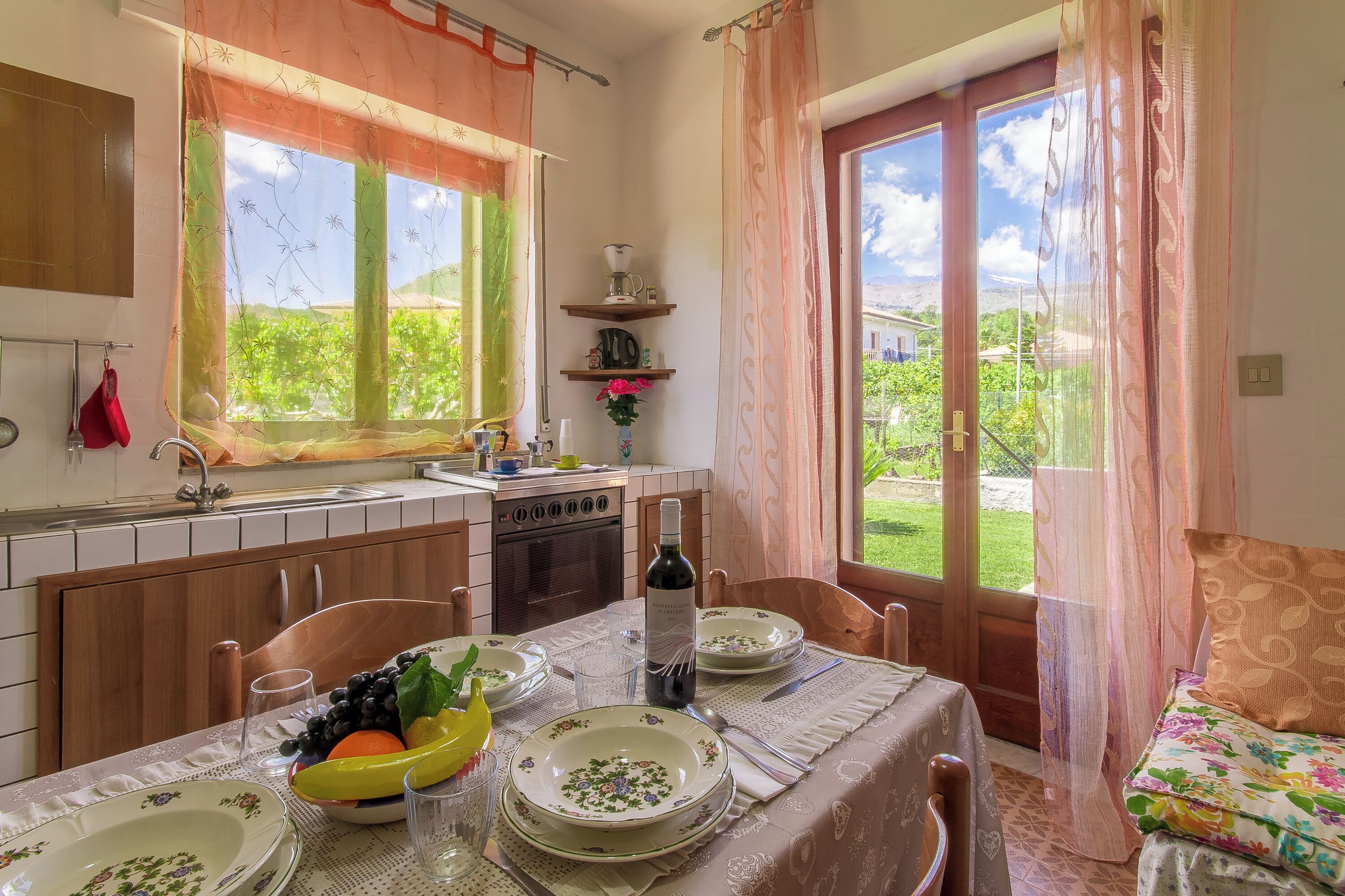 Villa Familiar, vários quartos (Villa With Volcano View) | Cozinha privada | Um frigorífico, um micro-ondas, um forno, uma placa de cozinha 