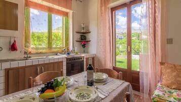 Villa Familiar, vários quartos (Villa With Volcano View) | Cozinha privada | Um frigorífico, um micro-ondas, um forno, uma placa de cozinha