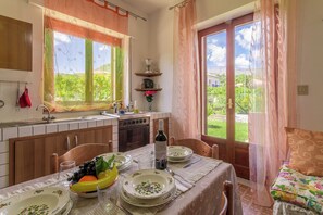 Villa Familiar, vários quartos (Villa With Volcano View) | Cozinha privada | Um frigorífico, um micro-ondas, um forno, uma placa de cozinha 