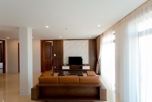 Quarto quádruplo luxo | Área de estar | TV LED 40 polegadas com canais a cabo, TV