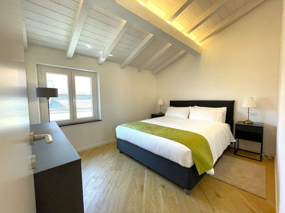 "Sun" Penthouse Downtown Ten Minutes From Beaches - Chiavari
