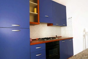 Apartamento Clássico em Condomínio Fechado, 2 quartos | Cozinha privada | Um forno 