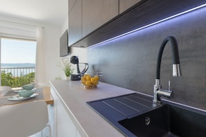 Deluxe Apartment 1 | Cozinha privada | Mesas de jantar 