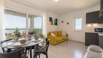 Deluxe Apartment 2 | Sala de estar | Televisor LED de 55 polegadas com canais digitais, televisor