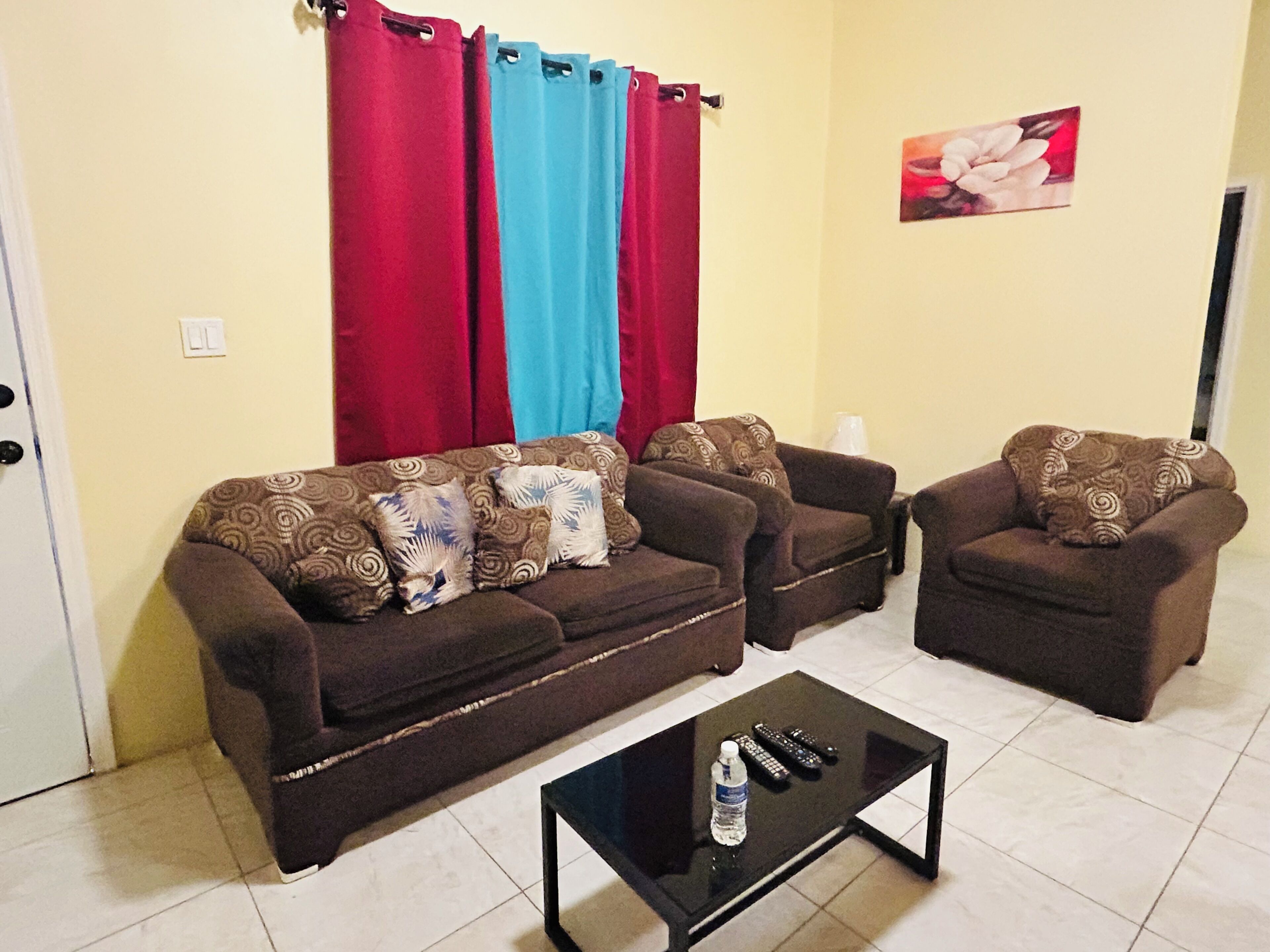 The Rest Stop A- 24 Hrs Security- 15 Mins From Airport - Montego Bay