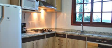Apartamento 101 | Cozinha privada | Um frigorífico, um micro-ondas, utensílios de cozinha
