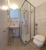 Quarto Duplo ou Twin Clássico, vista parcial para o lago | Casa de banho | Um polibã, um secador de cabelo, um bidé, toalhas fornecidas 