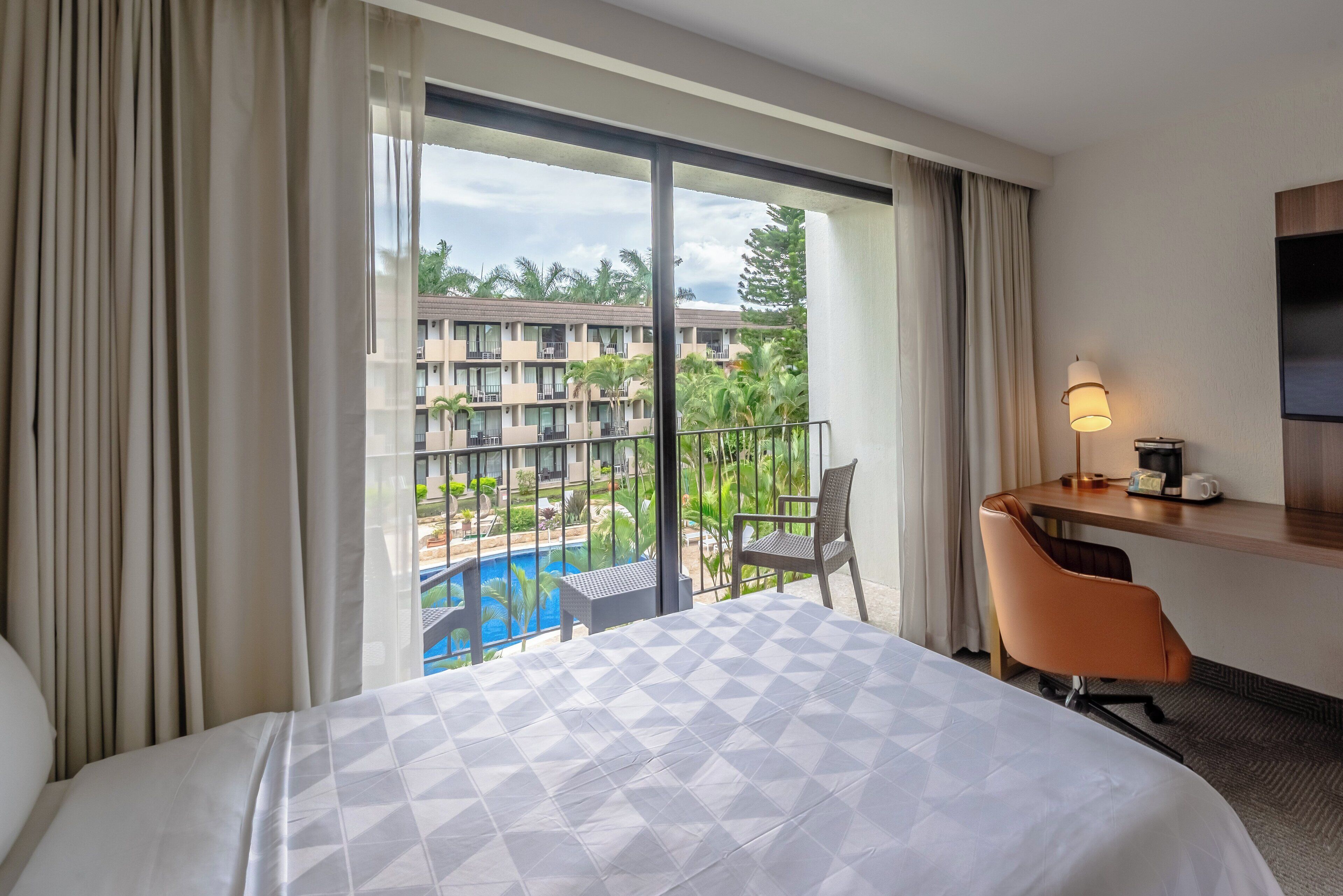 Edredões de penas, cofre com capacidade para portátil, secretária 