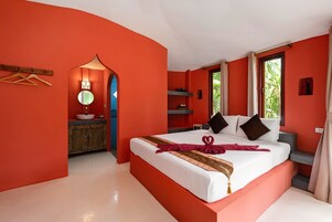 7. Papillon Emeraude | Casa de banho | Um polibã, um chuveiro fixo, um secador de cabelo, toalhas fornecidas 