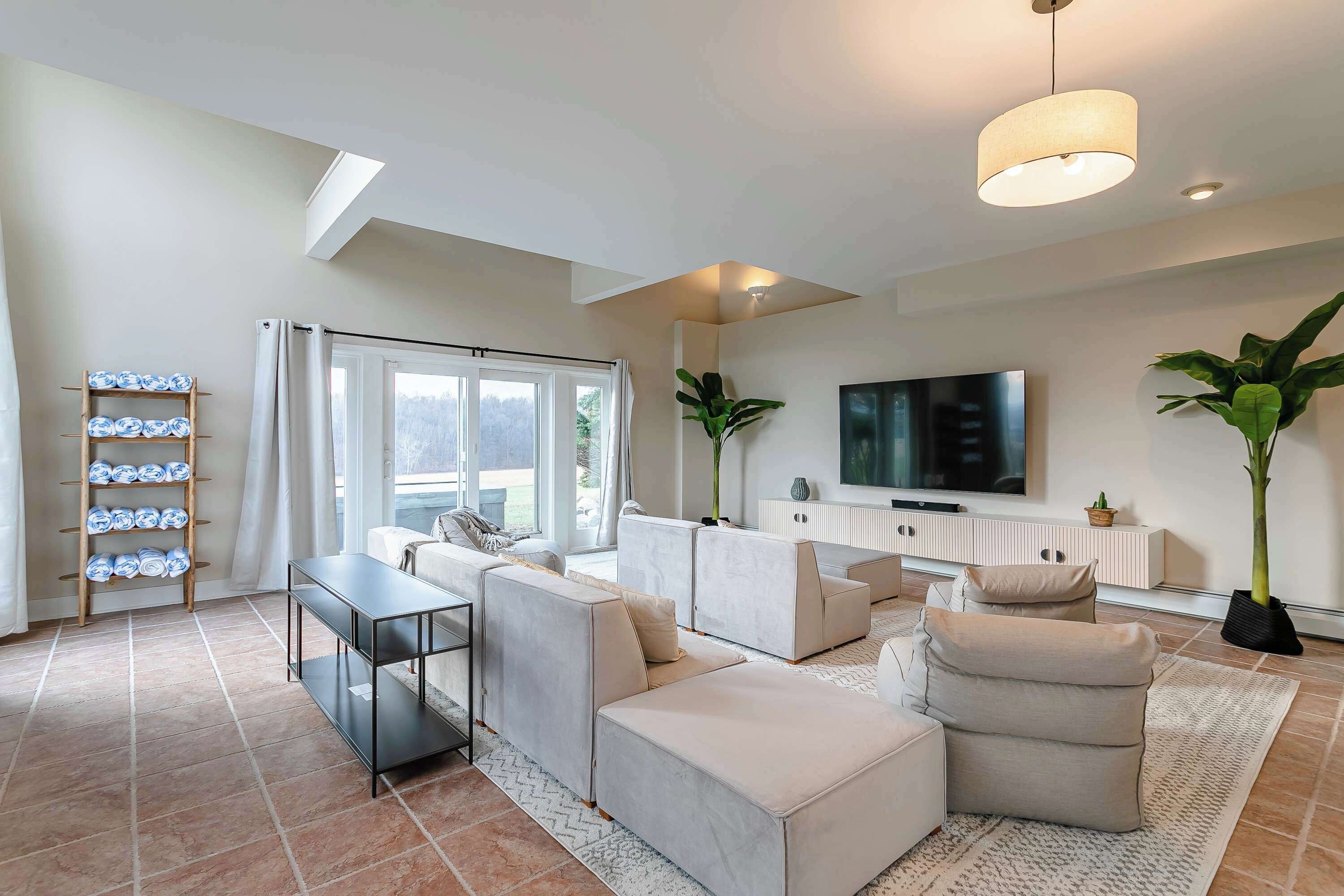 Luxury Lakeview Retreat Hot Tub, Gym & Theatre - Canandaigua, NY