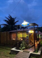 Um pequeno edifício rústico com uma placa que indica ser um restaurante.