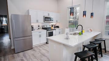 Casa (4 Bedrooms) | Cozinha privada | Um micro-ondas, um forno, mesas de jantar