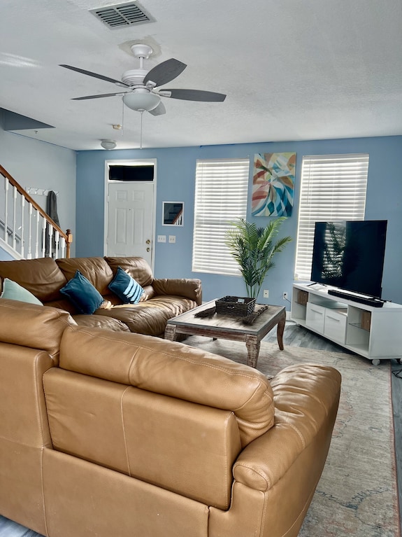 Newly Renovated, Three-bed Stylish Town House Walking Distance To Camping World - Orlando