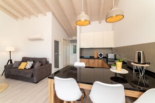 Apartamento Deluxe | Cozinha privada | Uma cadeira de bebé 