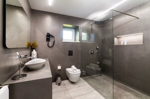 Apartamento Deluxe | Casa de banho | Um polibã, um secador de cabelo, toalhas fornecidas, sabão 