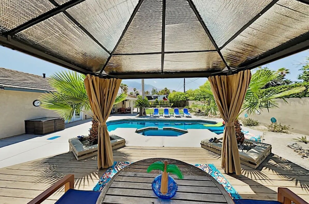 Luxe Retreat - Backyard Oasis - Palm Springs, CA