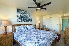 Condo, várias camas, banheira de hidromassagem, vista para o oceano | 2 quartos, Wi-Fi de cortesia