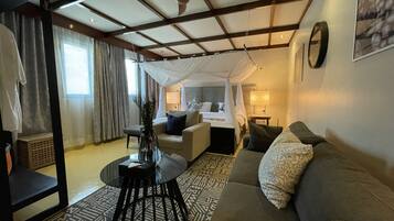 Quarto exclusivo, 1 cama King | Escrivaninha, Wi-Fi de cortesia, roupa de cama