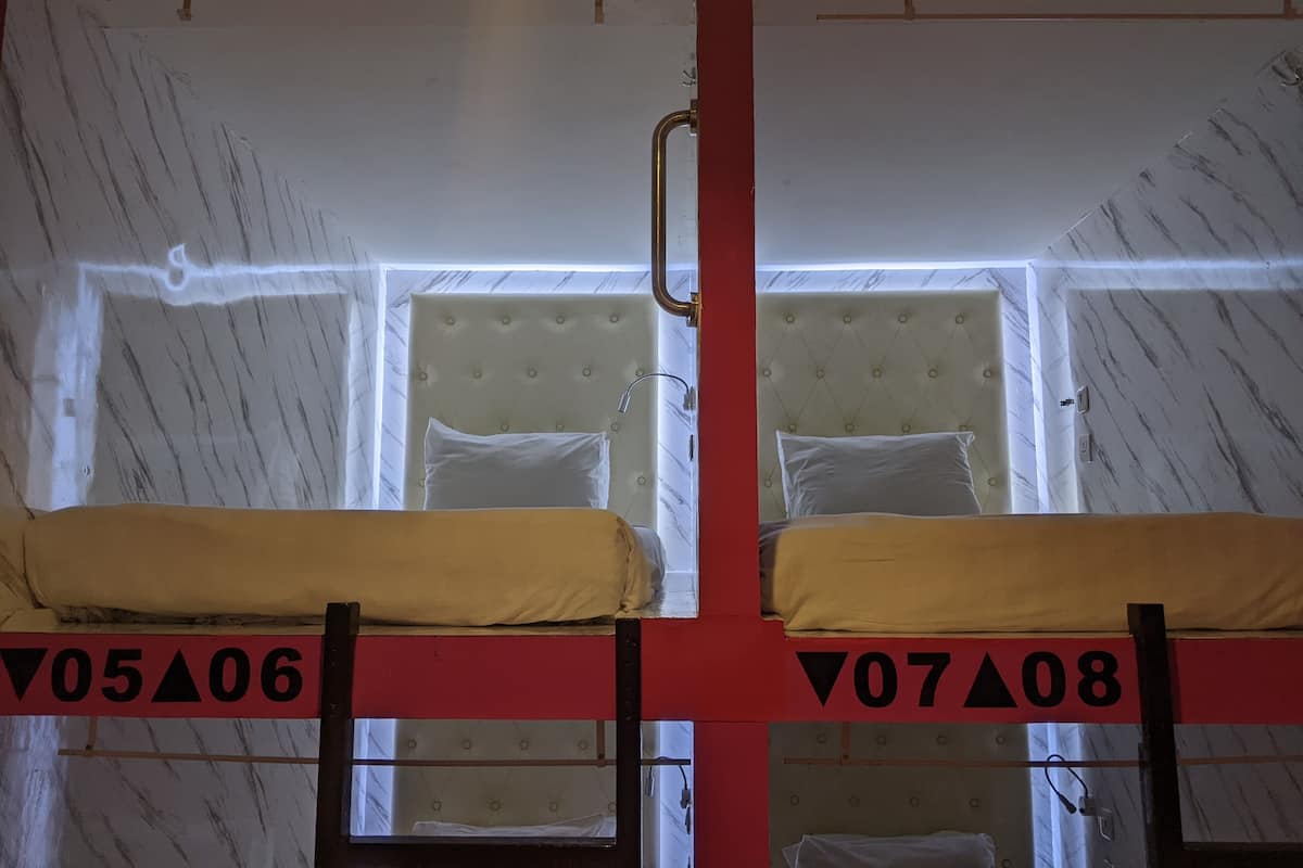 Dormitório compartilhado básico, várias camas | Escrivaninha, Wi-Fi de cortesia, roupa de cama