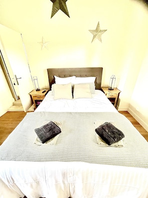 Quarto Clássico | Roupa de alta qualidade, com decoração personalizada