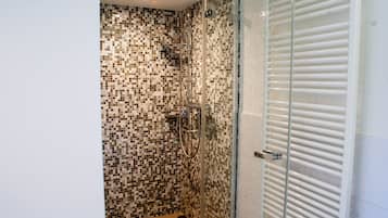 Chuveiro, secador de cabelo, piso aquecido, toalhas de banho