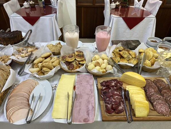 Pequeno-almoço completo diário incluído 
