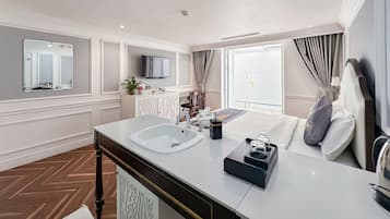 Quarto Duplo Standard | 1 quarto, minibar com produtos grátis, cofre no quarto, secretária