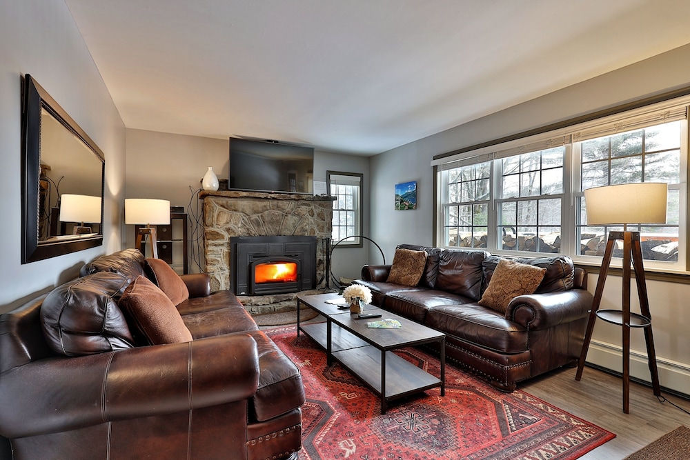 The Killington Bigelow Chalet: Large Ski Home. 8 Br/4.5 Ba/16 People. Hot Tub. Shuttle. Game Room. 8 Bedroom Home - Killington, VT