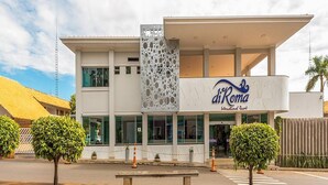 Um edifício moderno com uma placa que diz "di Roma International Resort".