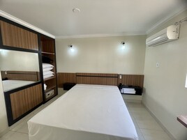 Quarto Comfort | Cofre no quarto, roupa de cama fornecida 