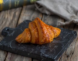Um croissant sobre uma lousa.