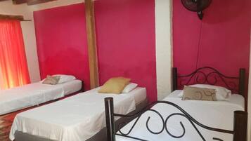 Quarto Quádruplo Familiar, 1 quarto | Secretária adequada para computadores portáteis, quartos insonorizados