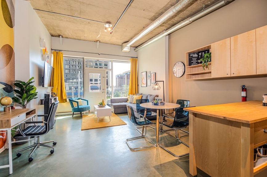 Central Station Vivid Loft:balcony|lrt|near Rogers - カナダ エドモントン