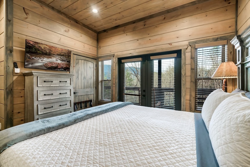 Forever Views W/hot Tub, Game Room, Seasonal Pools - Cosby, TN