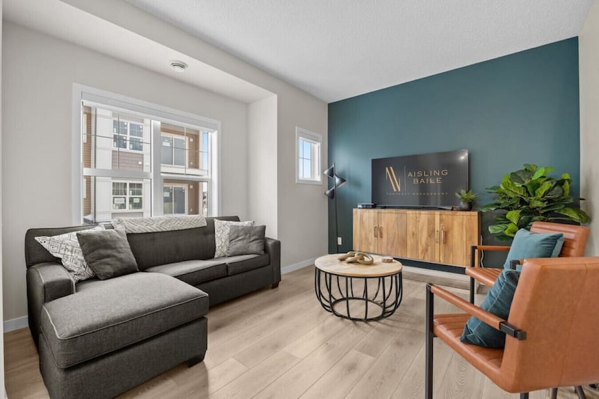 Fireside Vista | King Bed | Cable | Pets | Modern - Cochrane