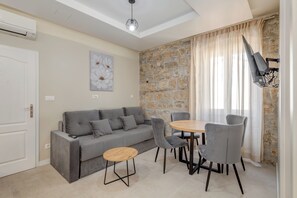 Estúdio luxo | Camas com colchões de espuma com sistema de memória, escrivaninha