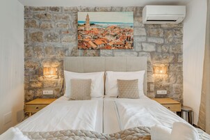 Quarto Deluxe | Camas de colchão viscoelástico, secretária 