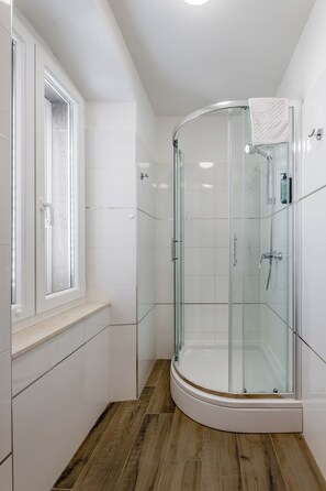 Quarto Deluxe | Casa de banho | Um polibã, um secador de cabelo, toalhas fornecidas, sabão 